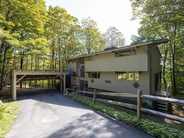 1877 Willard Rd, Hartford, VT 05059