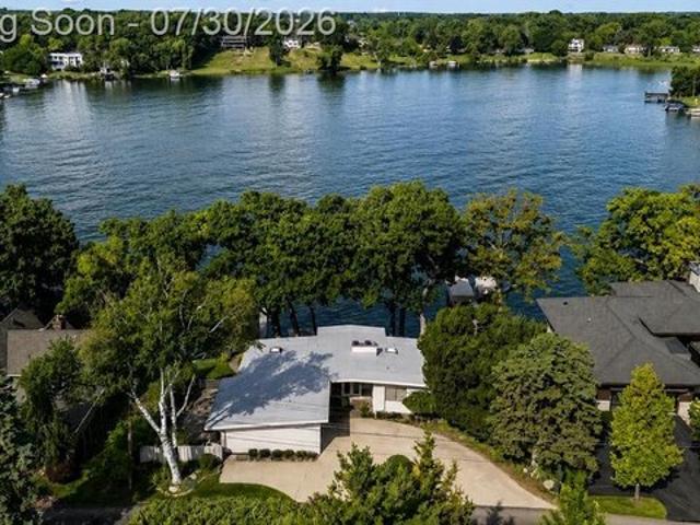 1879 Long Pointe Dr, Bloomfield Hills, MI 48302