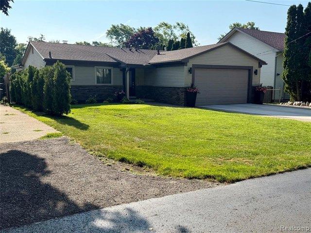1879 Rustic Ln, Keego Harbor, MI 48320