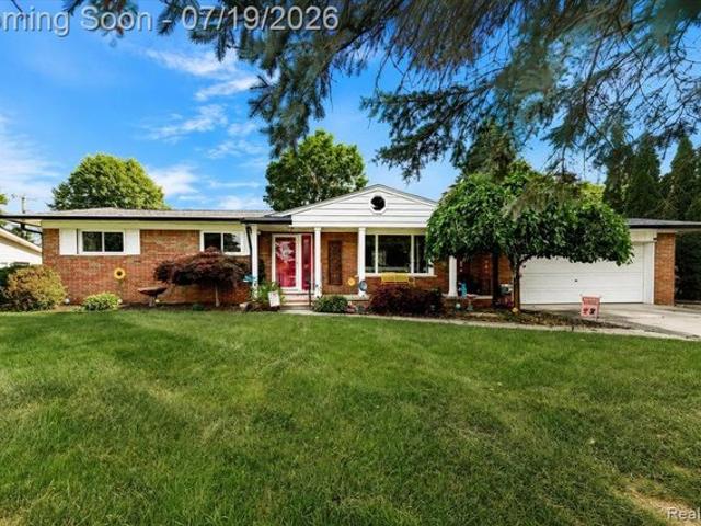 18701 Thomasine St, Clinton Township, MI 48036