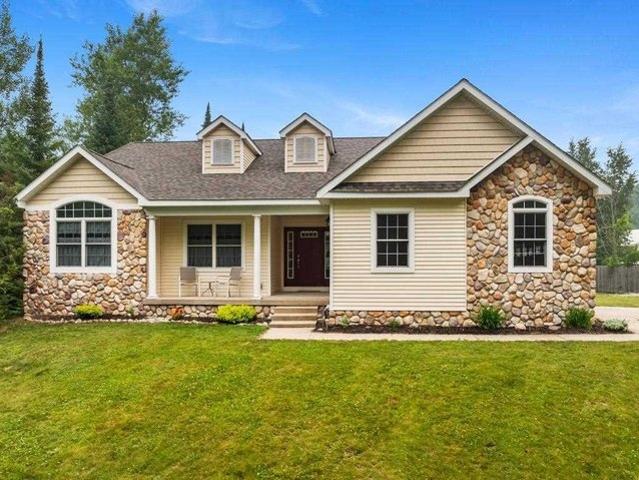 18701 Clipperview Rd, Charlevoix, MI 49720