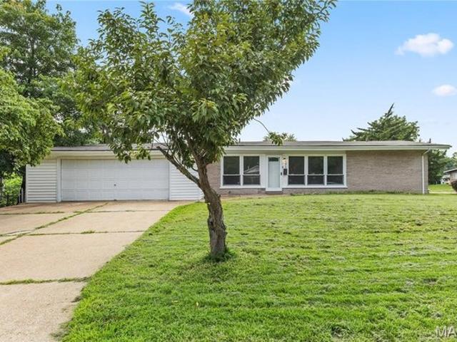 1870 Flicker Dr, Florissant, MO 63031