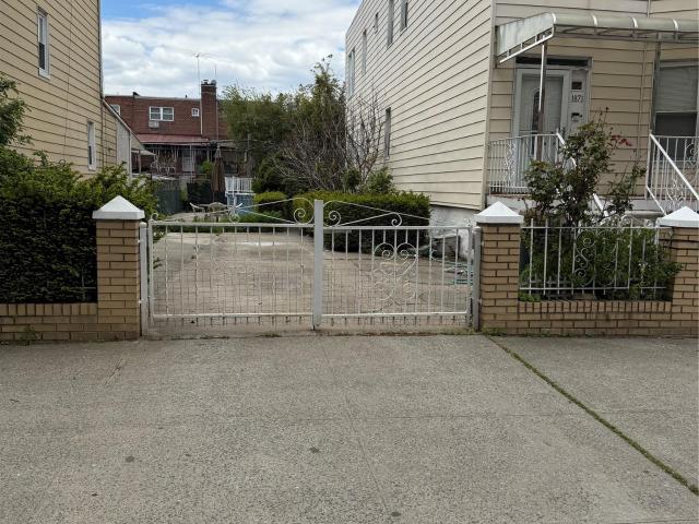 1871 Matthews Avenue