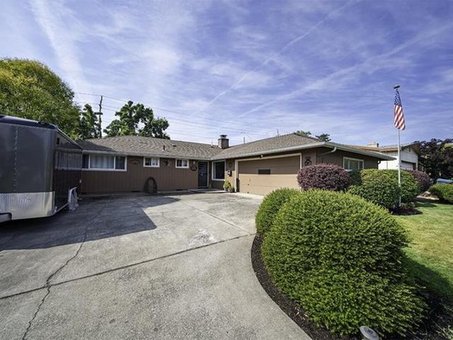 1872 Hybiscus St, Medford, OR 97504