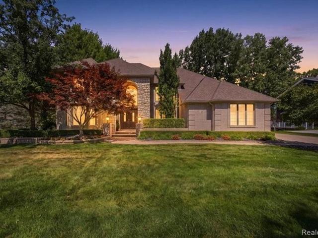 187 Greenan Ln, Lake Orion, MI 48362