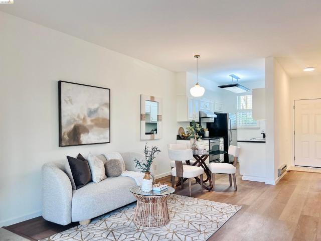 187 Shoreline Ct