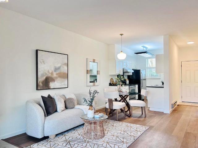 187 Shoreline Ct