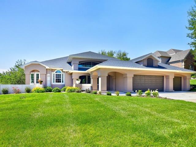 1885 Glen Oaks Dr, West Des Moines, IA 50266