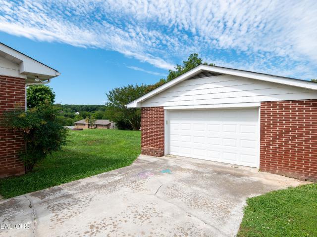 1886 E Brown School Rd