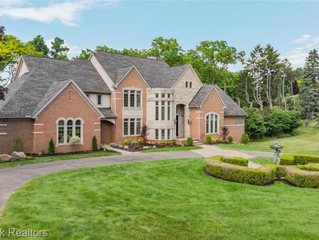 1888 W Tahquamenon Court