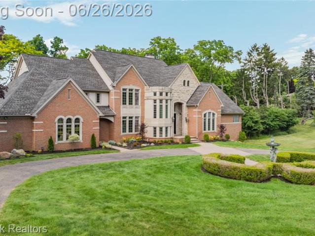 1888 W Tahquamenon Court