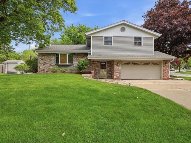 1880 Stardust Dr, Waukesha, WI 53186