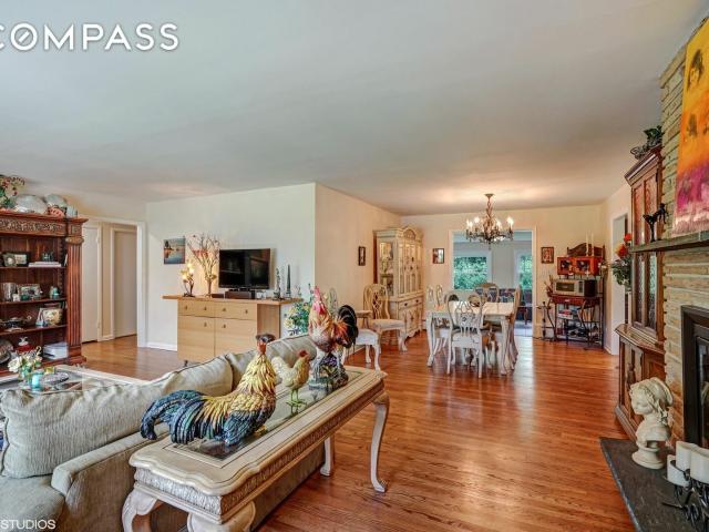 1880 Saunders Rd, Riverwoods, IL