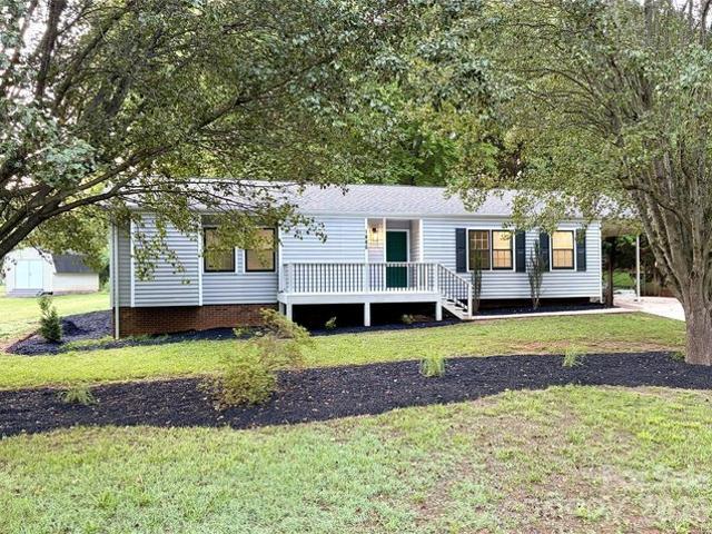 1880 Woodridge Cir, Hickory, NC 28602