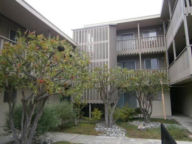 $1880 / 2br 850ft² Laurelwood Bright & Sunny Upper corner unit