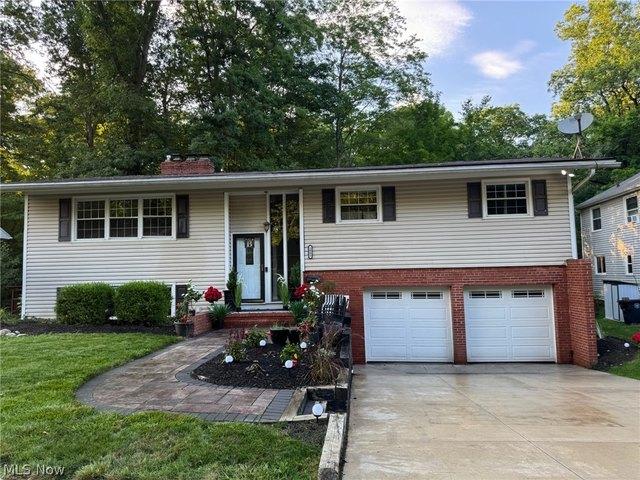 1883 Ashwood Dr, Akron, OH 44313