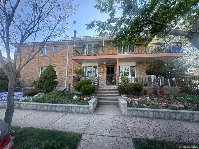 188 2 th Ave, Fresh Meadows, NY 11365