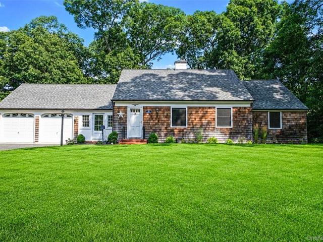 188 Hallock St, Riverhead, NY 11901