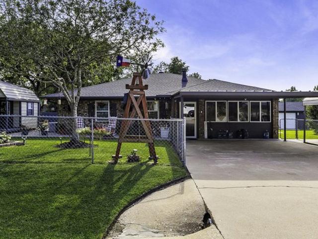 188 Huckleberry Rd, Onalaska, TX 77360