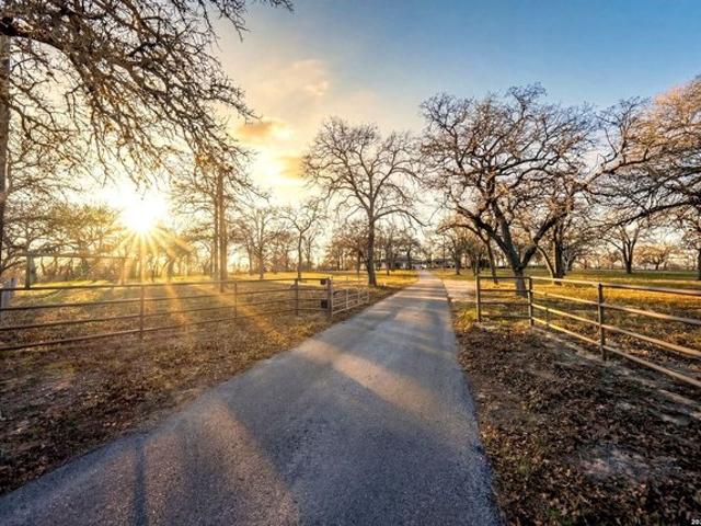 188 Oak Hill Rd, La Vernia, TX 78121