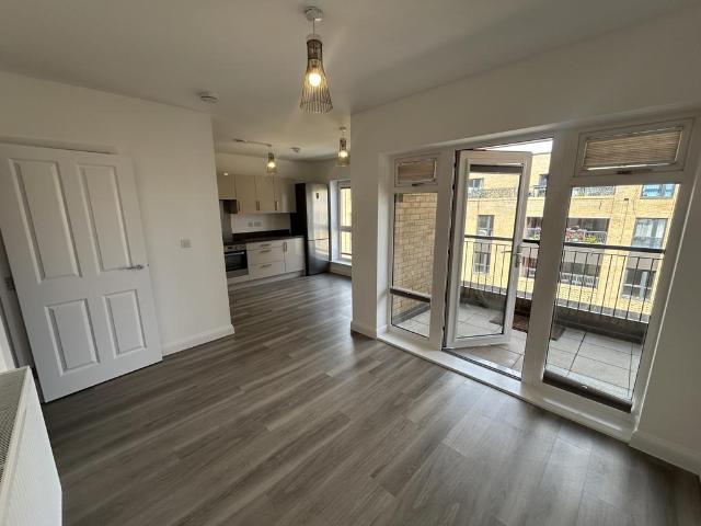 188, London Road, WALLINGTON SM6 2 bed flat to rent £1,750 pcm £404 pw