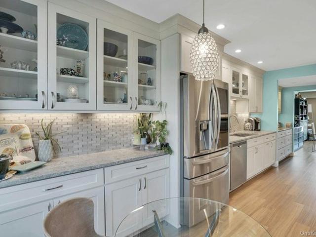 188 Pond View Ln, Smithtown, NY 11787