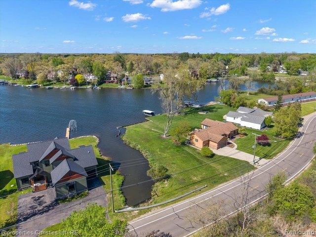 188 Wolverine Dr, Wolverine Lake, MI 48390