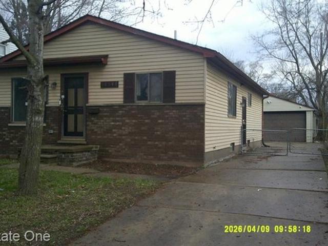 18949 Kenosha St, Harper Woods, MI 48225