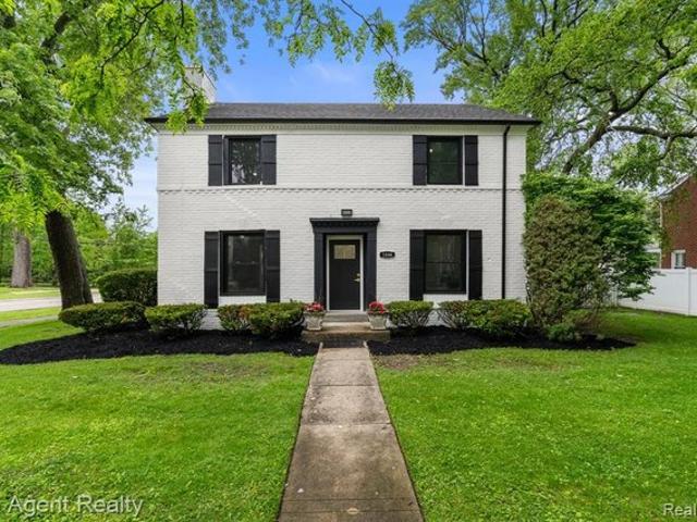 1894 Broadstone Rd, Grosse Pointe Woods, MI 48236