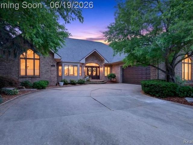 18974 Riverway Ct, Clinton Township, MI 48038