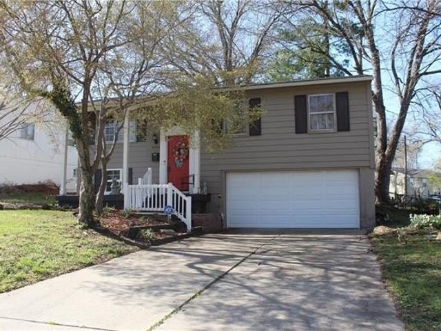 18904 E Arrowhead Dr, Independence, MO 64056