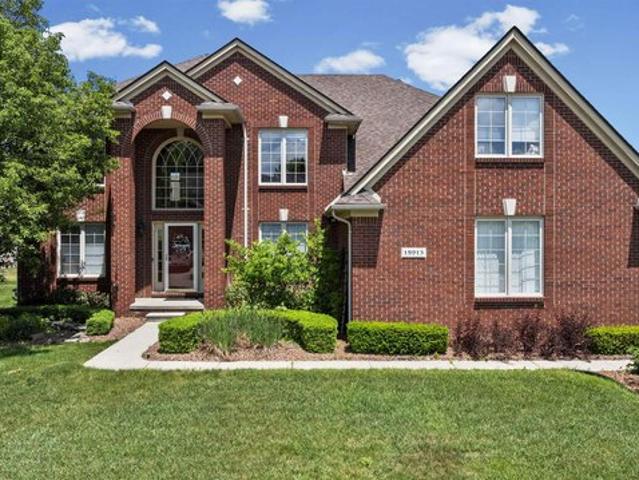 18913 Strongford Dr, Macomb, MI 48044