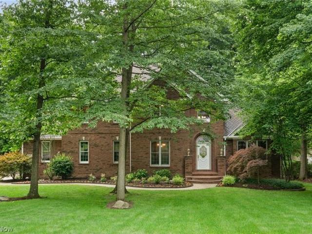 189 Ballantrae Dr, Sagamore Hills, OH 44067