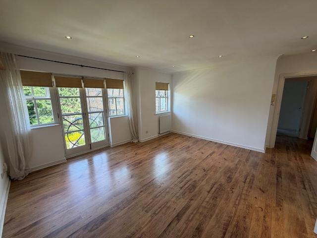 189, High Road E18, 2 bed flat to rent, £1,950 pcm | PrimeLocation