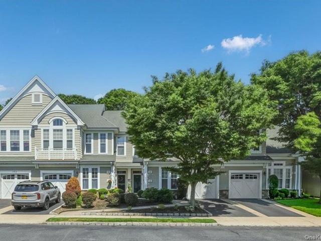 189 Symphony Dr, Lake Grove, NY 11755