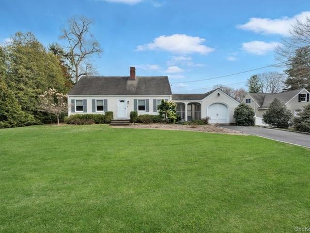 18 Ursular Ct, Smithtown, NY 11787