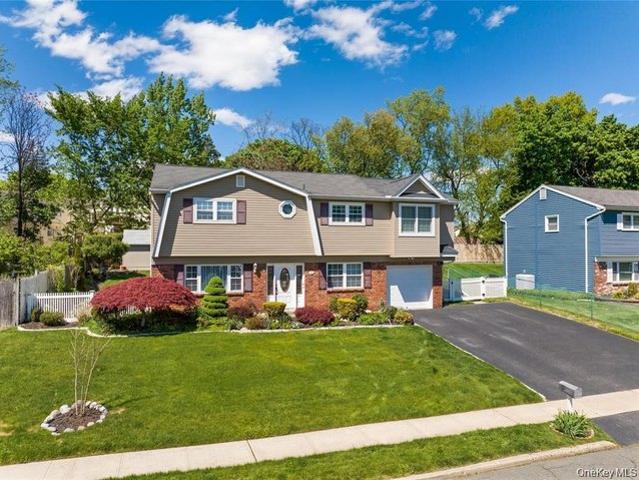 18 Valley Dr, Nanuet, NY 10954
