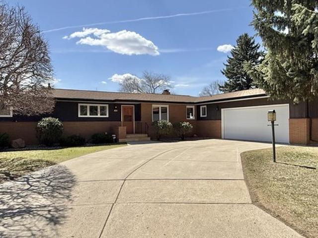 18 Vista Dr, Minot, ND 58703