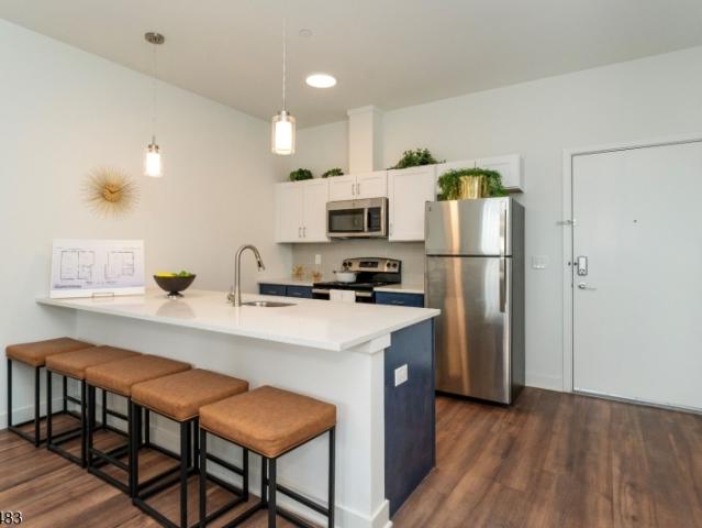 18 W Main St # 207