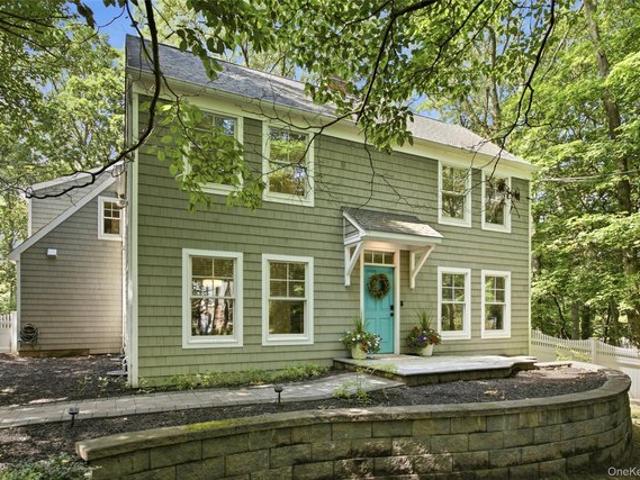 18 W Meadow Rd, Setauket, NY 11733