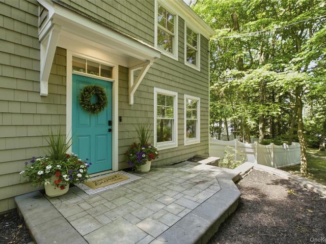 18 W Meadow Road