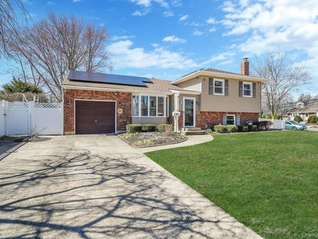 18 Wendorf Ct, North Babylon, NY 11703
