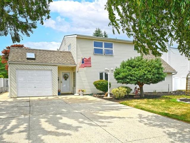 18 Wheelbarrow Ln, Wantagh, NY 11793