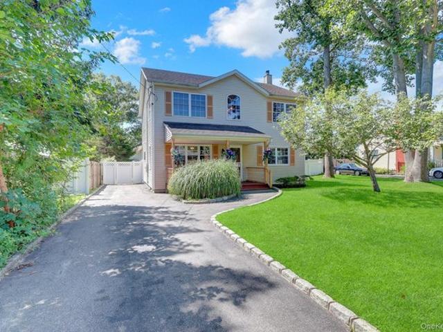18 Aster Ave, Holtsville, NY 11742