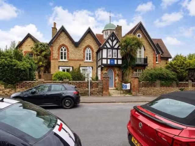 18 bedroom detached house for rent in Clarence Place, Gravesen.