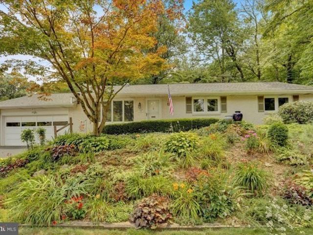 18 Birchwood Rd, Wyomissing, PA 19610