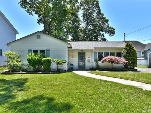 18 Boston Ave, Massapequa, NY 11758