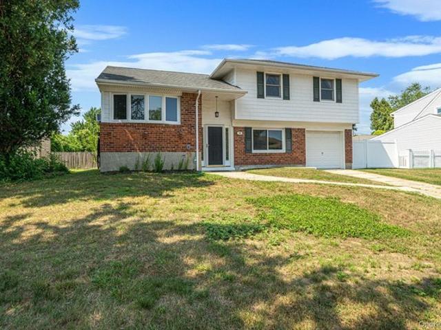 18 Brocton Ln, Kings Park, NY 11754