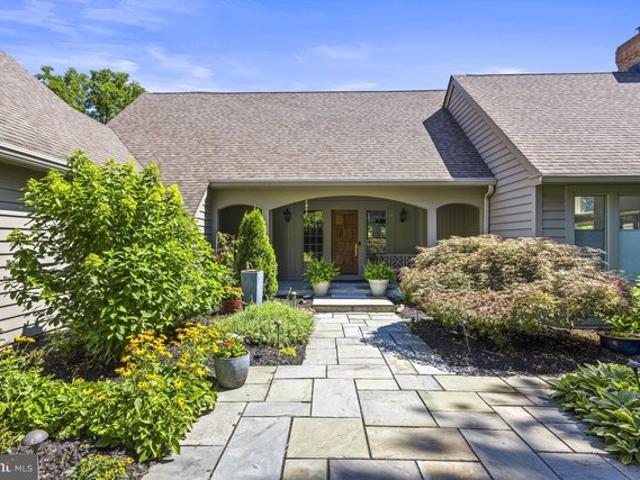 18 Brendle Ln, Greenville, DE 19807