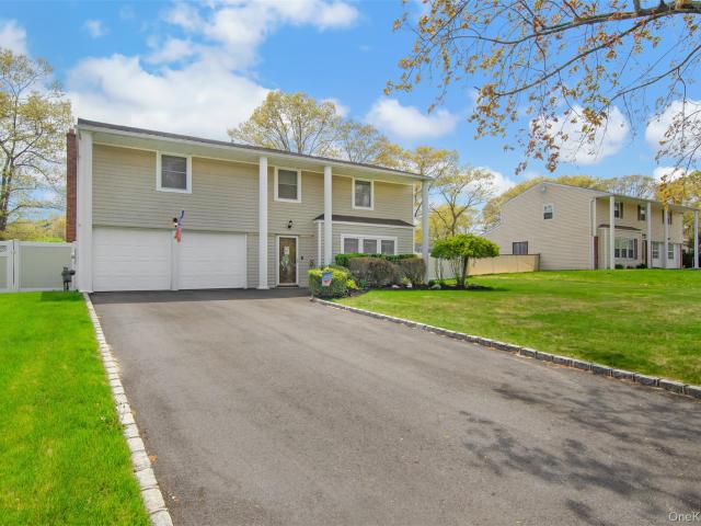 18 Calico Tree Ln, Coram, NY 11727 | MLS #988173